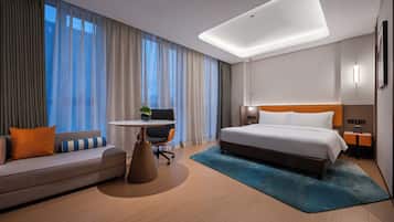 Quarto Deluxe, 1 cama king-size | Sala de estar | Televisor LCD de 65 polegadas com canais por cabo, impressoras