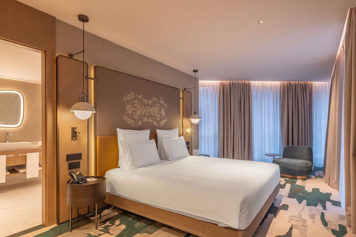 Deluxe Suite, 1 King Bed (Atrium View) | Roupas de cama premium, frigobar, cofres nos quartos, escrivaninha