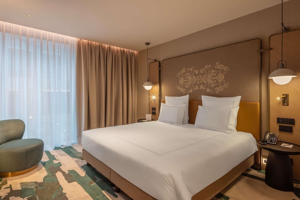 Junior Suite, 1 King Bed (Atrium View) | Roupas de cama premium, frigobar, cofres nos quartos, escrivaninha