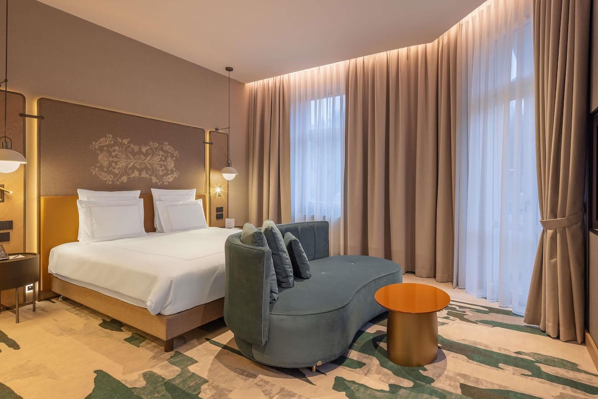 Deluxe Suite, 1 King Bed | Roupas de cama premium, frigobar, cofres nos quartos, escrivaninha