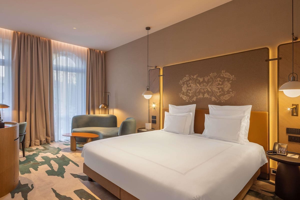 Swiss, Deluxe Room, 1 Double Bed | Roupas de cama premium, frigobar, cofres nos quartos, escrivaninha