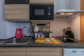 Estúdio, 1 cama de casal e sofá-cama | Cozinha privada | Um frigorífico, um micro-ondas, uma placa de cozinha