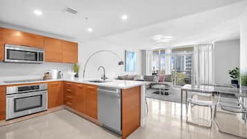 Apartamento em Condomínio Fechado, varanda, Vista para a cidade | Cozinha privada | Uma cafeteira/bule, uma chaleira elétrica, uma torradeira