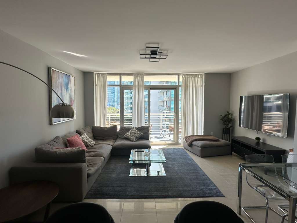 Apartamento em Condomínio Fechado, varanda, Vista para a cidade | Sala de estar | Televisor plasma de 50 polegadas com canais por cabo 