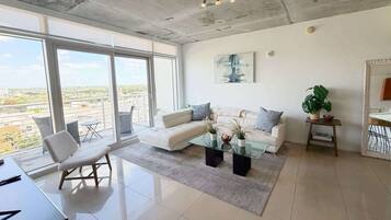 Apartamento, varanda, Vista para a cidade | Sala de estar | Televisor plasma de 50 polegadas com canais por cabo