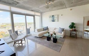 Apartamento, sacada, vista para a cidade | Área de estar | TV de plasma 50 polegadas com canais a cabo