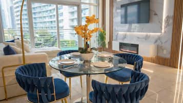 Apartamento Deluxe, varanda, Vista para a cidade | Sala de estar | Televisor plasma de 50 polegadas com canais por cabo