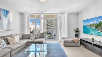 Apartamento em Condomínio Fechado, varanda, Vista para a cidade | Sala de estar | Televisor plasma de 50 polegadas com canais por cabo