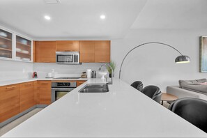 Condo, sacada, vista para a cidade | Cozinha privada | Cafeteira/chaleira, chaleira elétrica, torradeira, liquidificador