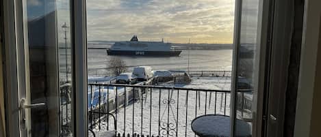 Quarto casal luxo, sacada, vista para o oceano | Quartos à prova de som, ferros/tábuas de passar roupa, Wi-Fi de cortesia