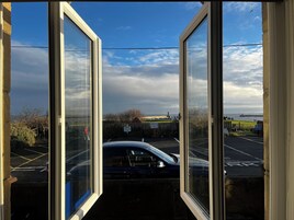 Quarto Duplo Deluxe, pátio, vista para o mar | Quartos insonorizados, ferro/tábua de engomar, Wi-fi grátis 