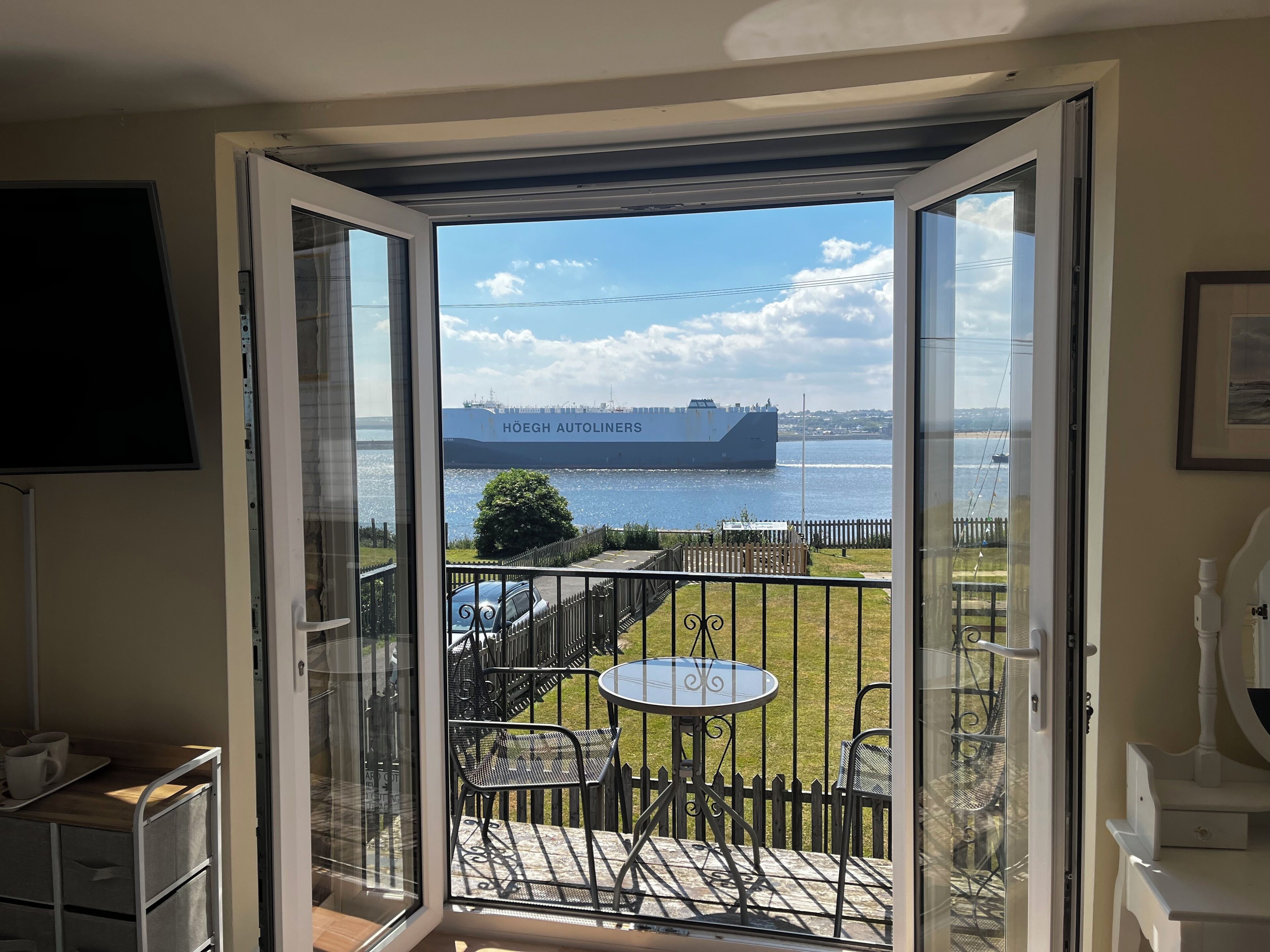 Quarto casal luxo, sacada, vista para o oceano | Quartos à prova de som, ferros/tábuas de passar roupa, Wi-Fi de cortesia