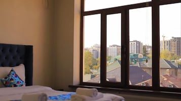 Quarto Duplo, não fumadores, Vista para a cidade | Cortinas/cortinados opacos, quartos insonorizados