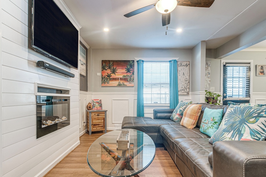 Centrally Located Raleigh Townhome W/ Pool Access - Raleigh, NC