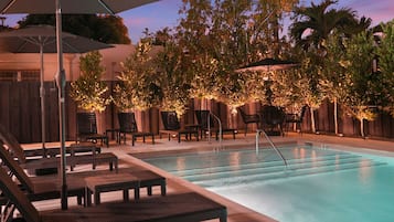 Piscina exterior, espreguiçadeiras