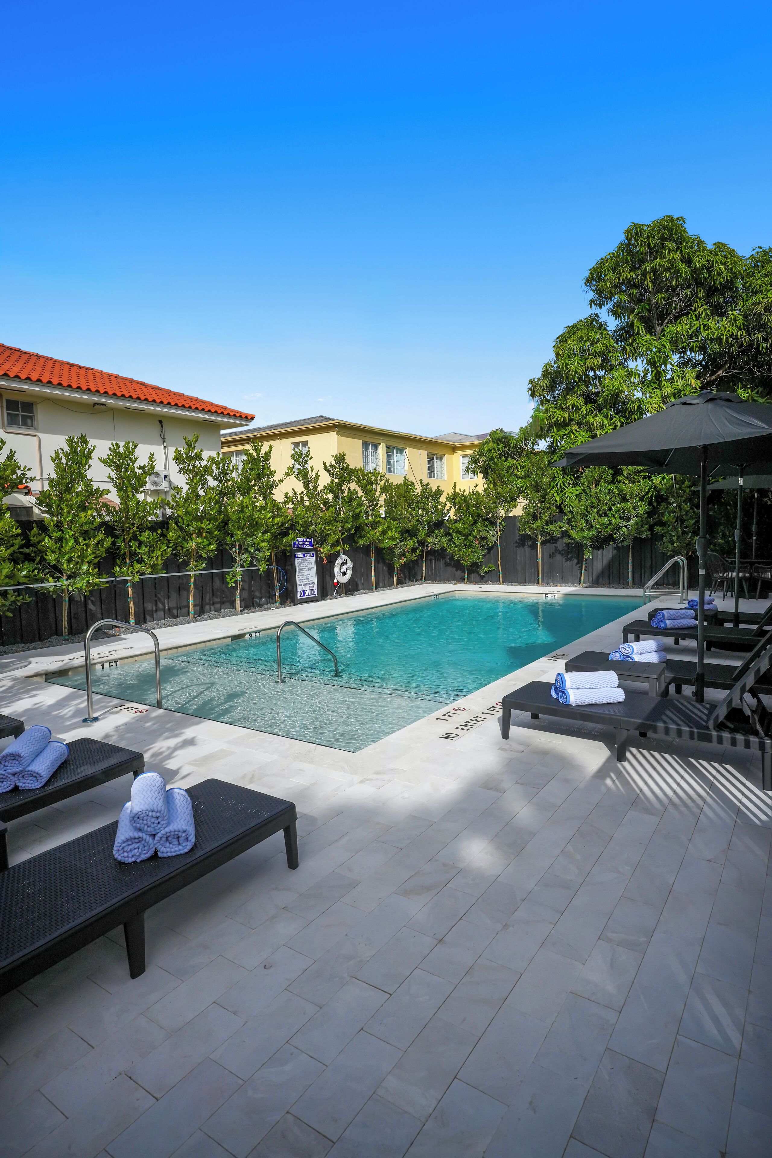 Piscina exterior, espreguiçadeiras 