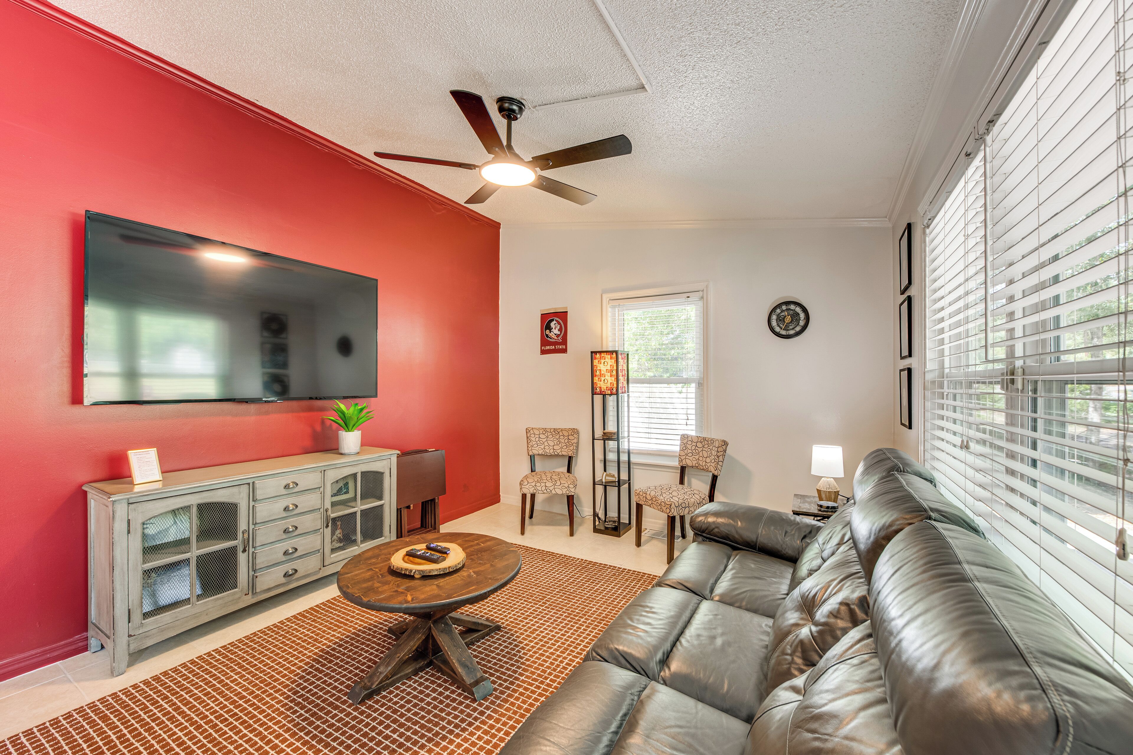 Walk To Campus, Fsu Photo Wall: Inviting Retreat! - Florida State University, Tallahassee