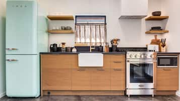 Cabana com design assinado, vista para o oceano | Cozinha privada | Geladeira grande, micro-ondas, fogão, cooktop