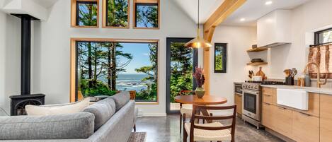 Cabana premium, vista para o oceano | Área de estar | Smart TV 43 polegadas com canais digitais, lareira, Netflix