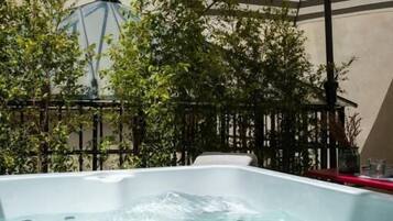 Apartamento con terraza y jacuzzi privado | Terraço/pátio interior