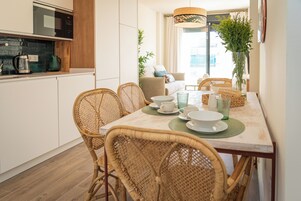 Apartamento con terraza y piscina privada | Kitchenette privada | Uma cafeteira/bule