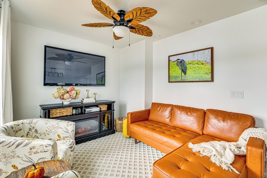 Winter On The Water: Warm & Cozy Thompson Retreat! - Lake Chaubunagungamaug, MA