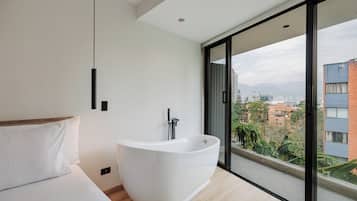 Quarto luxo, 1 cama King, sacada | Banheira de imersão