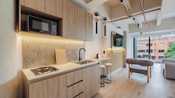 Suite de Luxo, 1 cama king-size, varanda, Vista para a cidade | Cozinha privada | Uma chaleira elétrica