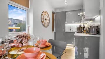 Apartamento Clássico | Cozinha privada | Um frigorífico/congelador grande, um micro-ondas, um forno