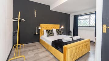 Casa, vista para o jardim | Escrivaninha, espaço de trabalho para notebook, cortinas blackout