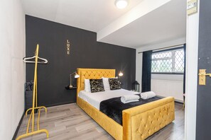 Casa, vista para o jardim | Secretária, secretária adequada para computadores portáteis 