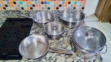 Bungalow Deluxe | Cozinha privada | Um micro-ondas, uma placa de cozinha, utensílios de cozinha