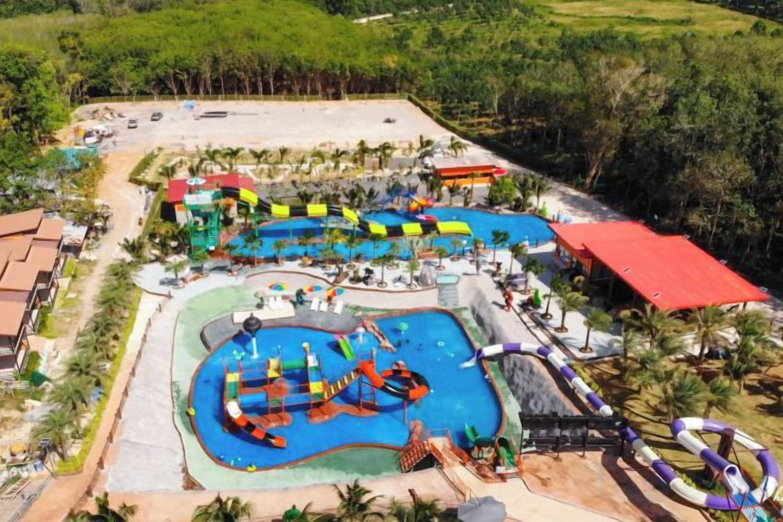 Vista aérea de um parque aquático com várias piscinas e toboáguas.
