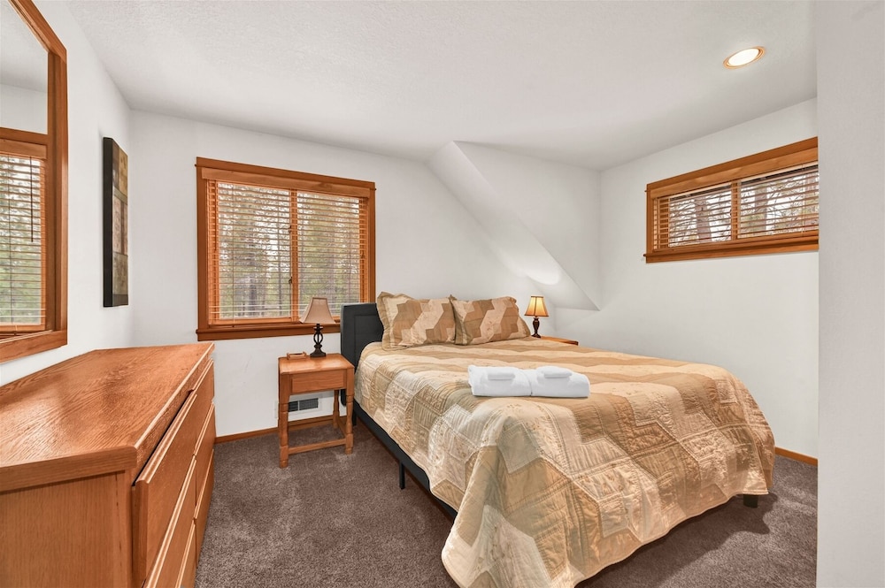 8 Otter - SO Close to SHARC! Updated, Hot Tub, SHARC, A/C - Sunriver | Vrbo