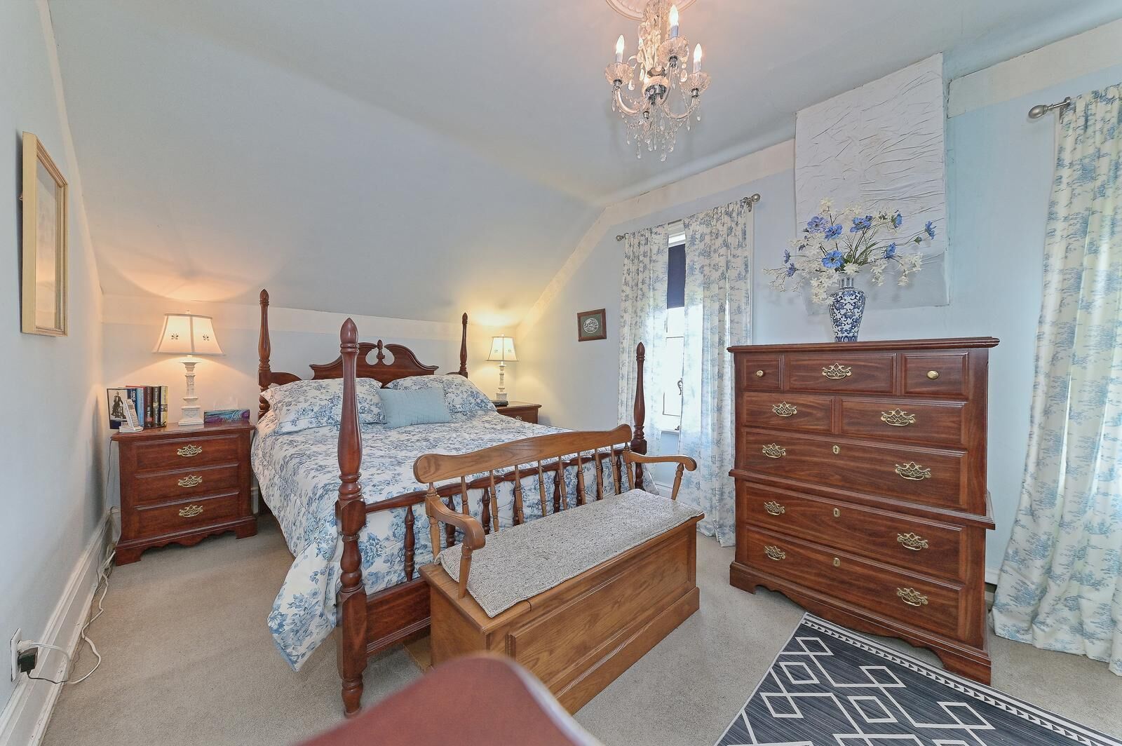 Victorian Style Farmhouse In The Quiet Countryside - Ontario