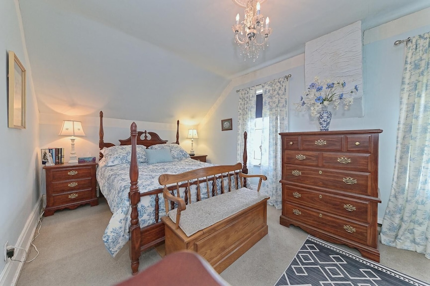 Victorian Style Farmhouse In The Quiet Countryside - Ontario