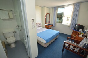 Quarto casal básico, vista para o mar | Cortinas blackout, ferros/tábuas de passar roupa, Wi-Fi de cortesia