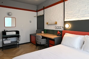 Quarto luxo, vista para a cidade | Cofres nos quartos, escrivaninha, espaço de trabalho para notebook