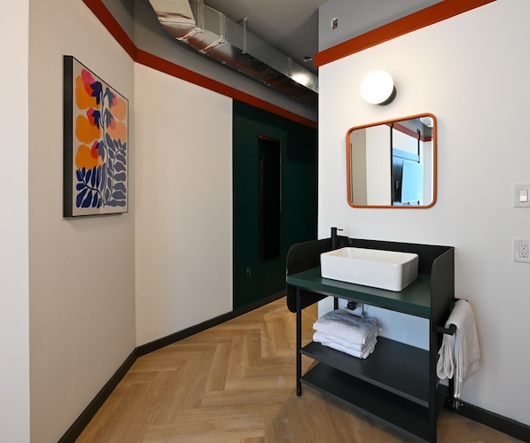 Quarto luxo, vista para a cidade | Cofres nos quartos, escrivaninha, espaço de trabalho para notebook