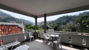 Cobertura família, vista para a montanha | Vista do quarto