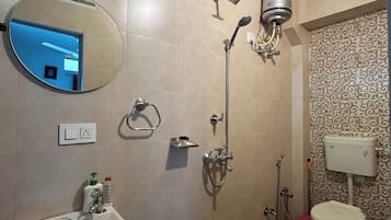 Quarto Deluxe | Casa de banho | Um polibã, artigos de higiene pessoal grátis