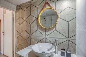 Estúdio, 1 cama de casal, sacada, vista para a cidade | Banheiro | Chuveiro, produtos de toalete grátis, secador de cabelo 