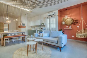 Estúdio, 1 cama de casal, varanda, Vista para a cidade | Sala de estar | Smart TV de 55 polegadas com canais digitais, serviços de streaming 