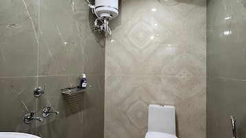 Quarto quádruplo conforto | Banheiro | Chuveiro, toalhas de banho