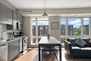 Apartamento, 3 quartos | Cozinha privada | Geladeira, micro-ondas, fogão, cooktop