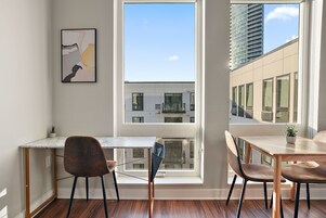 Apartamento Clássico, 1 cama king-size | Sala de estar | Smart TV de 42 polegadas com canais digitais, serviços de streaming 