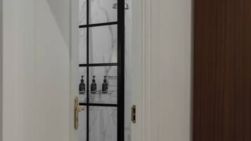 Banheira e chuveiro separados, secador de cabelo, toalhas de banho