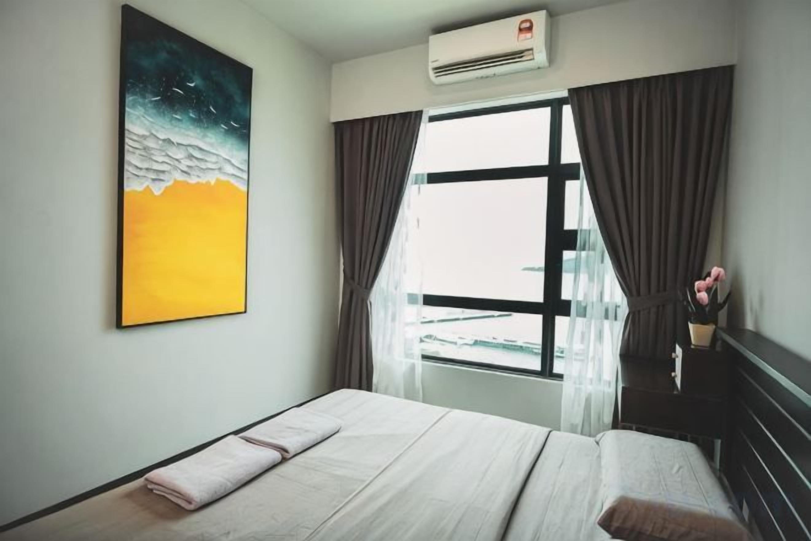 Quarto de hotel com cama, janela com cortinas, ar condicionado e um quadro na parede.
