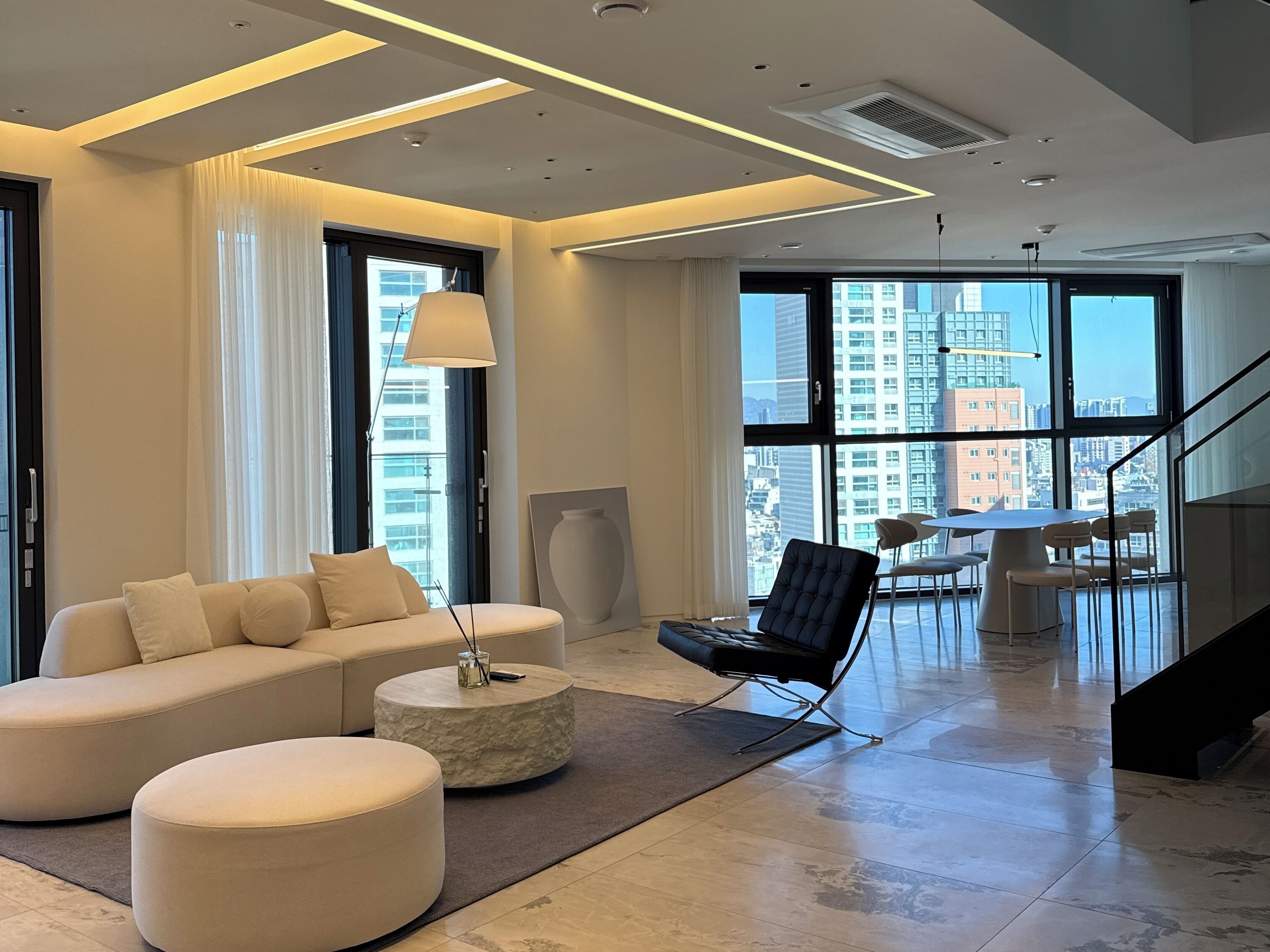 Luxury Penthouse, 3 Bedrooms, City View (FREE Airport Pick up and sending for 7Nights) | Roupas de cama premium, edredons de pluma