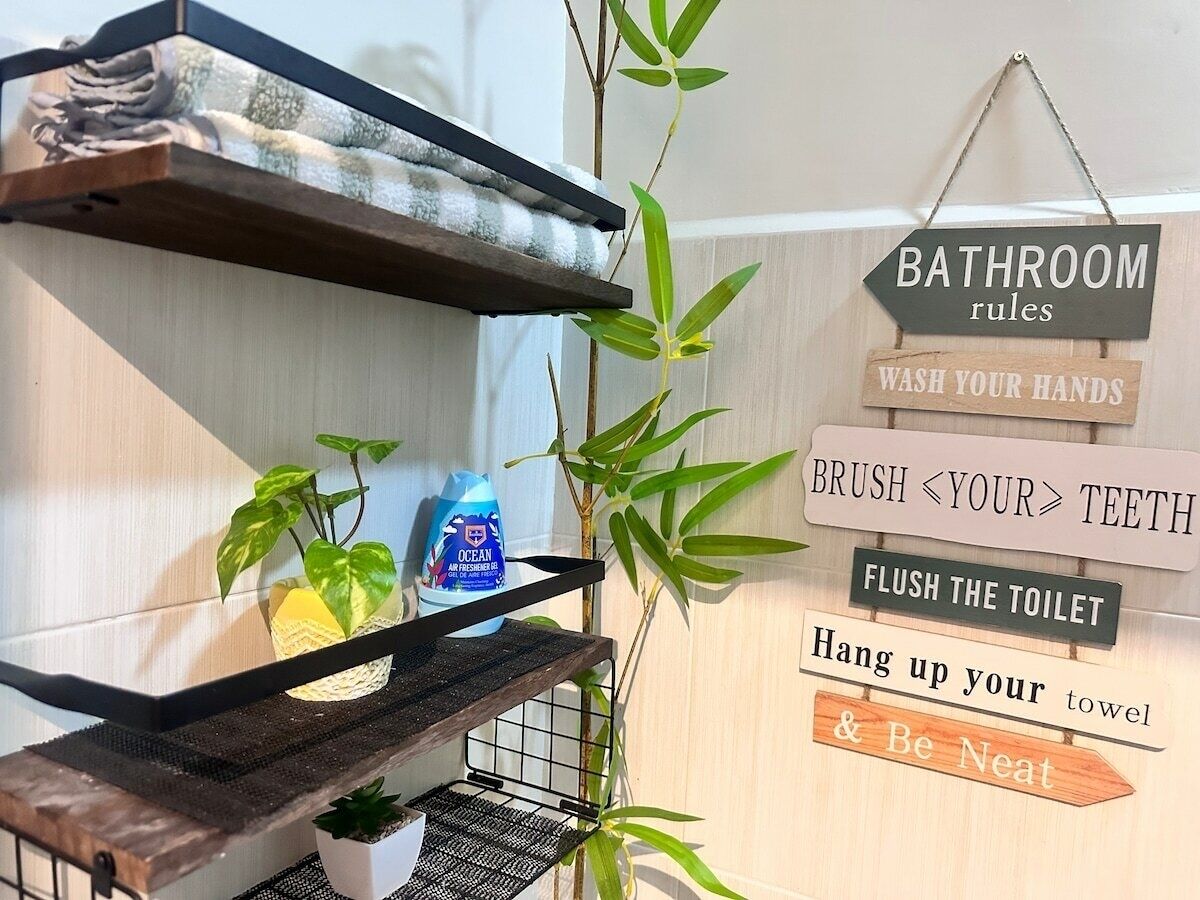 Estúdio Comfort, 1 cama queen-size, não fumadores, Vista para a cidade | Casa de banho | Um polibã, toalhas fornecidas, papel higiénico 